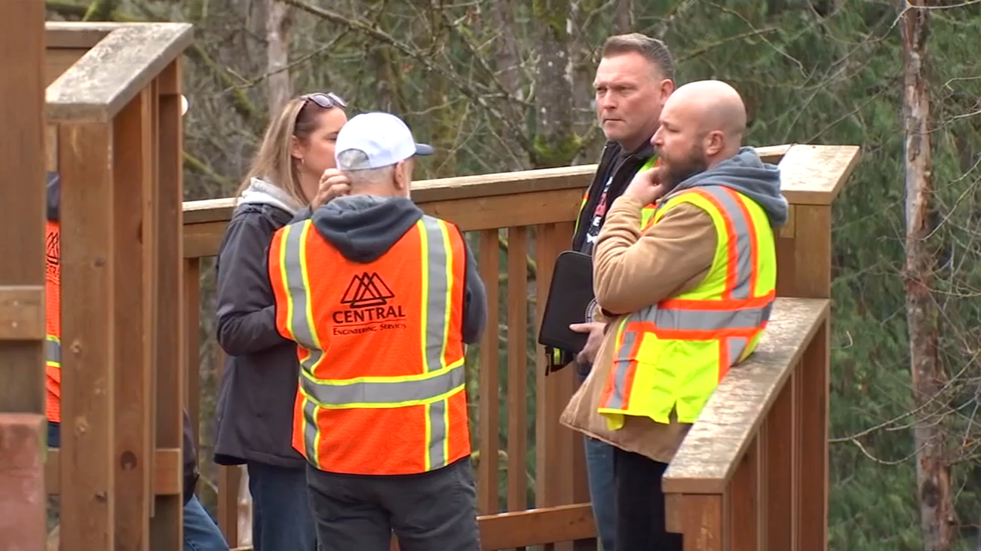 Crews find more landslide danger signs near 2 evacuated Oregon City homes