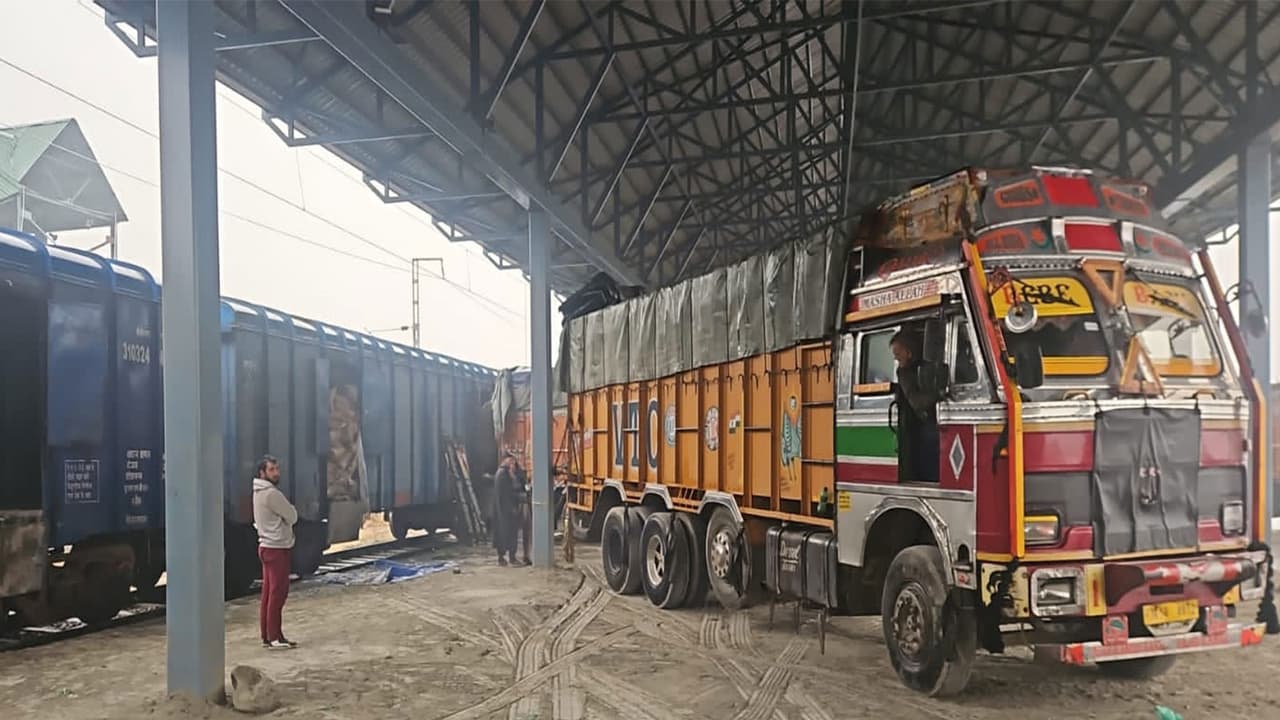 Kashmir: First-ever FCI foodgrain freight train reaches Anantnag