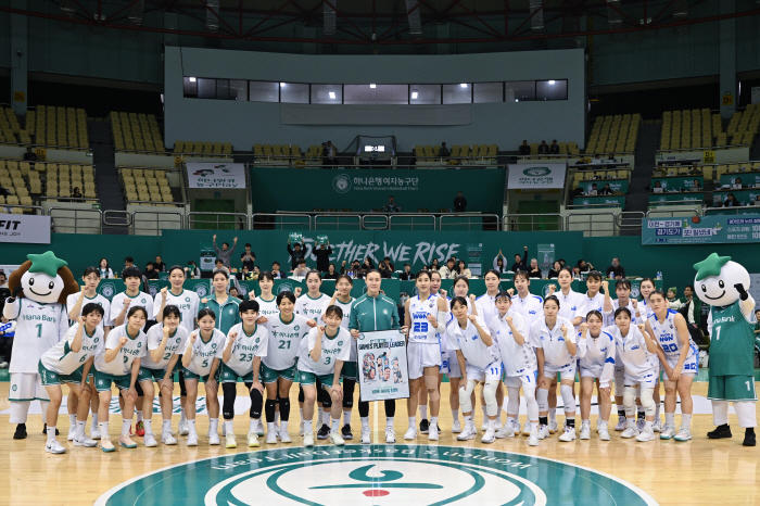 I was thinking about retiring... → Coach Lim Young-hee, who wiped away ...