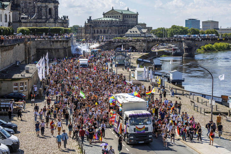 Bunt und laut: CSD-Teilnehmer ziehen durch Dresden - Neonazis mit ...