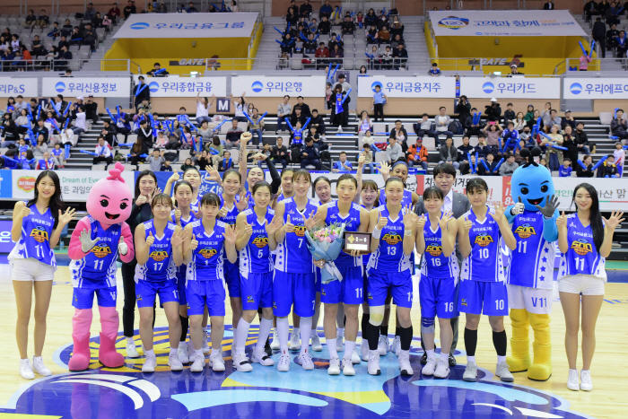 I was thinking about retiring... → Coach Lim Young-hee, who wiped away ...