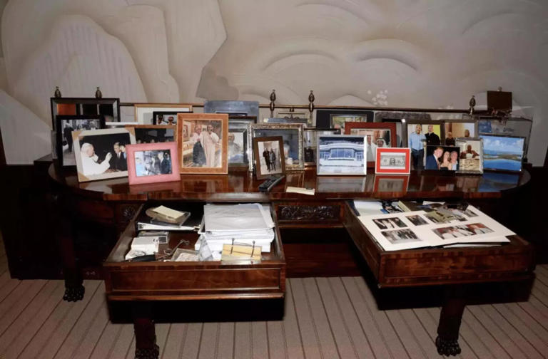 Epstein files: Trump's missing photo returns from missing files - check ...