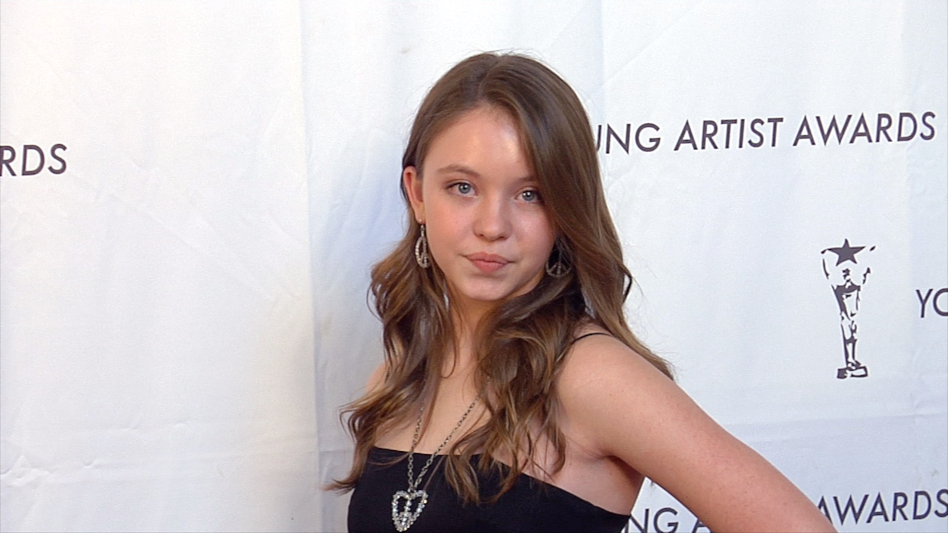 Sydney Sweeney in previously unseen footage on the red carpet at the ...