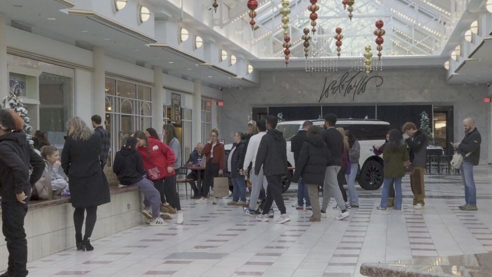 Thousands visit Eastview Mall for last-minute holiday shopping