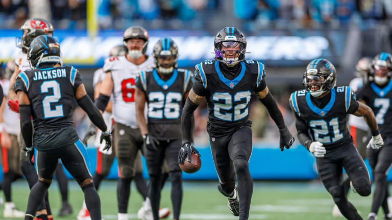 Bucs fall out of 1st as miscommunication leads to loss to Panthers