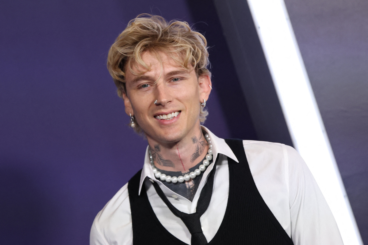 Machine Gun Kelly gushes over newborn baby with Megan Fox on AMAs red ...