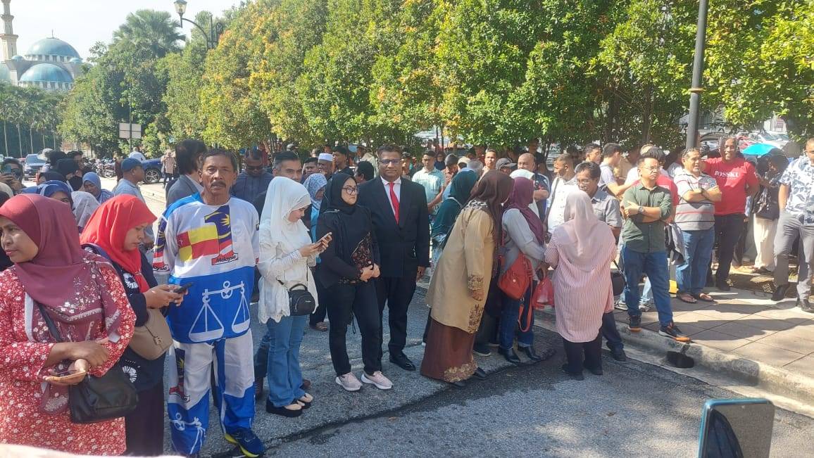 'Did he not serve the people for nine years?' – Najib's supporters in ...