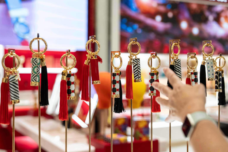 Department stores try to distinguish themselves as beauty lovers turn ...