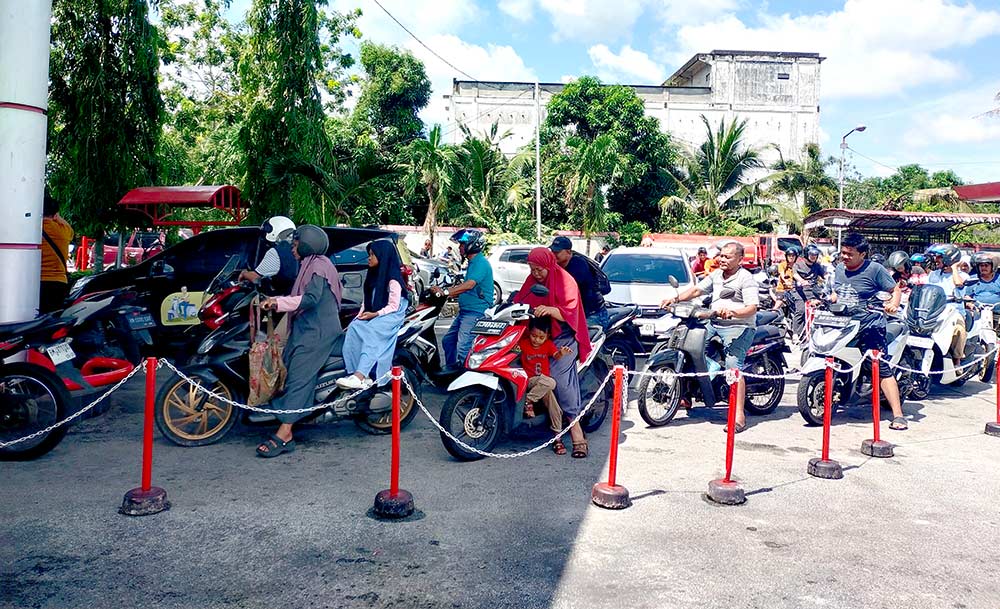 Sudah sepekan BBM langka, warga Bengkalis masih antre panjang