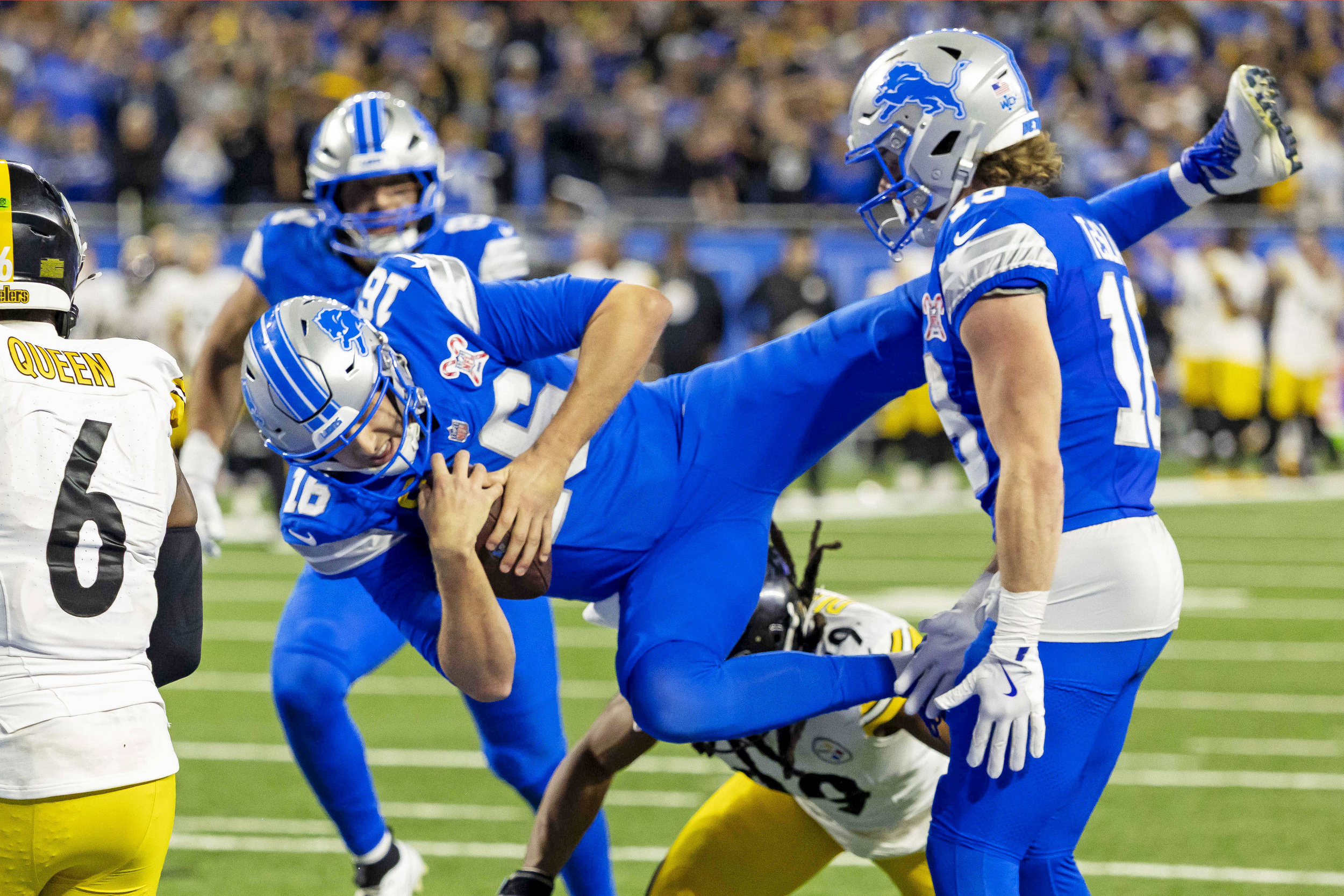 Lions lose to Steelers in controversial fashion