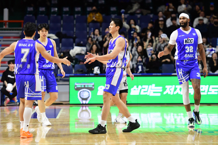 Big man is wiped out. KCC has won six games in a row. Heo Hoon ...