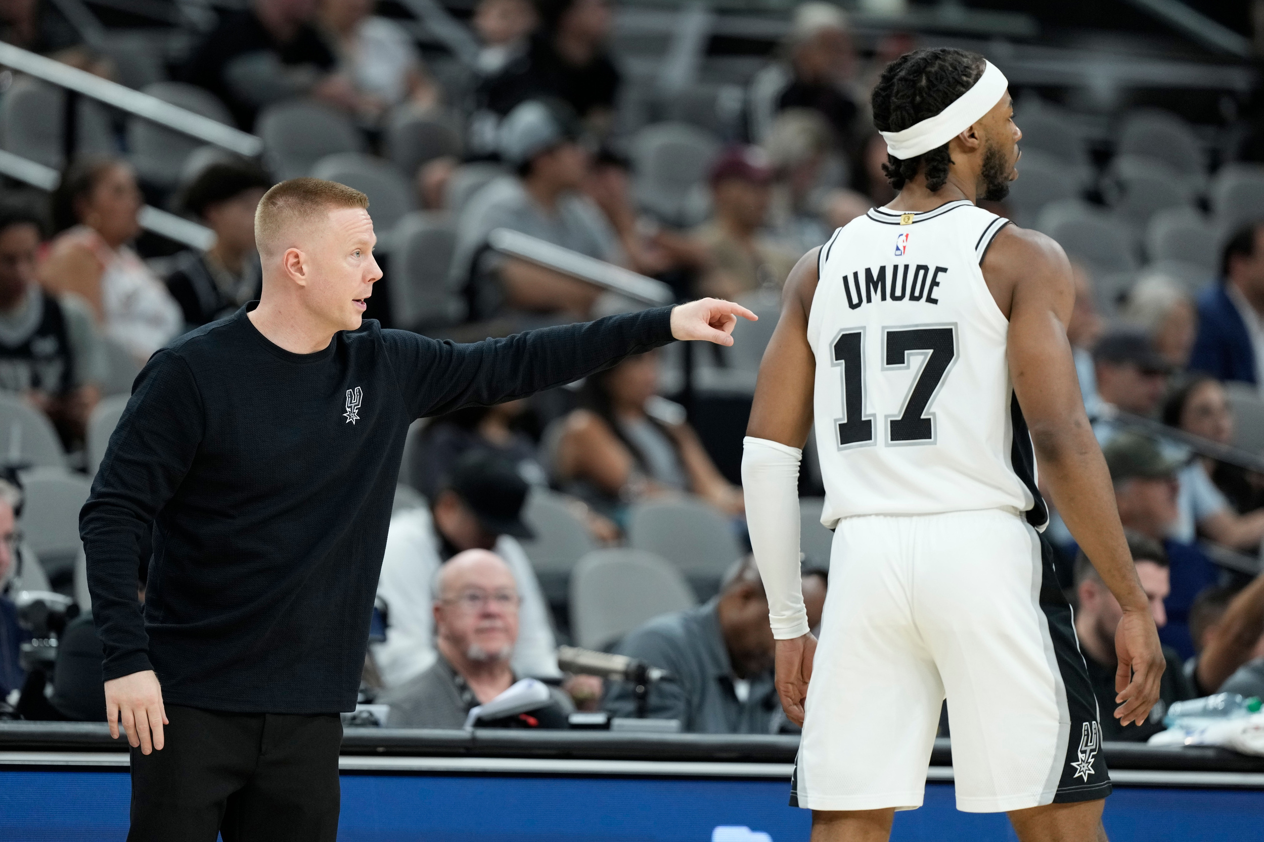 Spurs waive Kyle Mangas, sign Stanley Umude