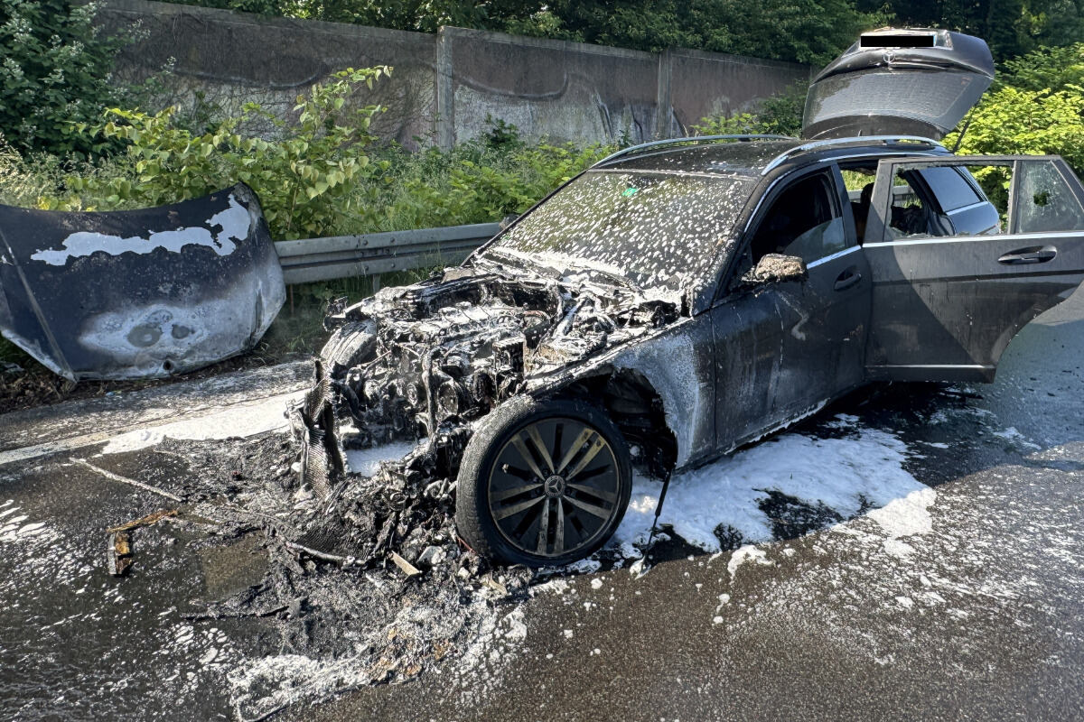 Schreckmoment im Berufsverkehr: Fahrzeug auf A40 abgefackelt