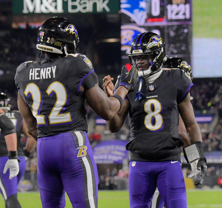 Ravens QB Lamar Jackson injures back, is questionable to return vs ...