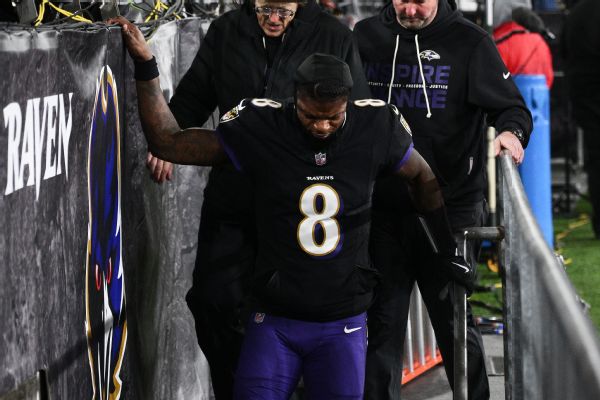 Ravens' Lamar Jackson exits SNF game vs. Pats with back injury