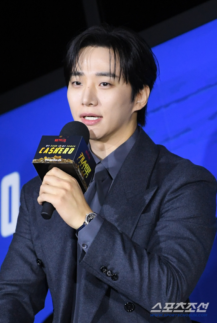 Look forward to Lee Junho as casher