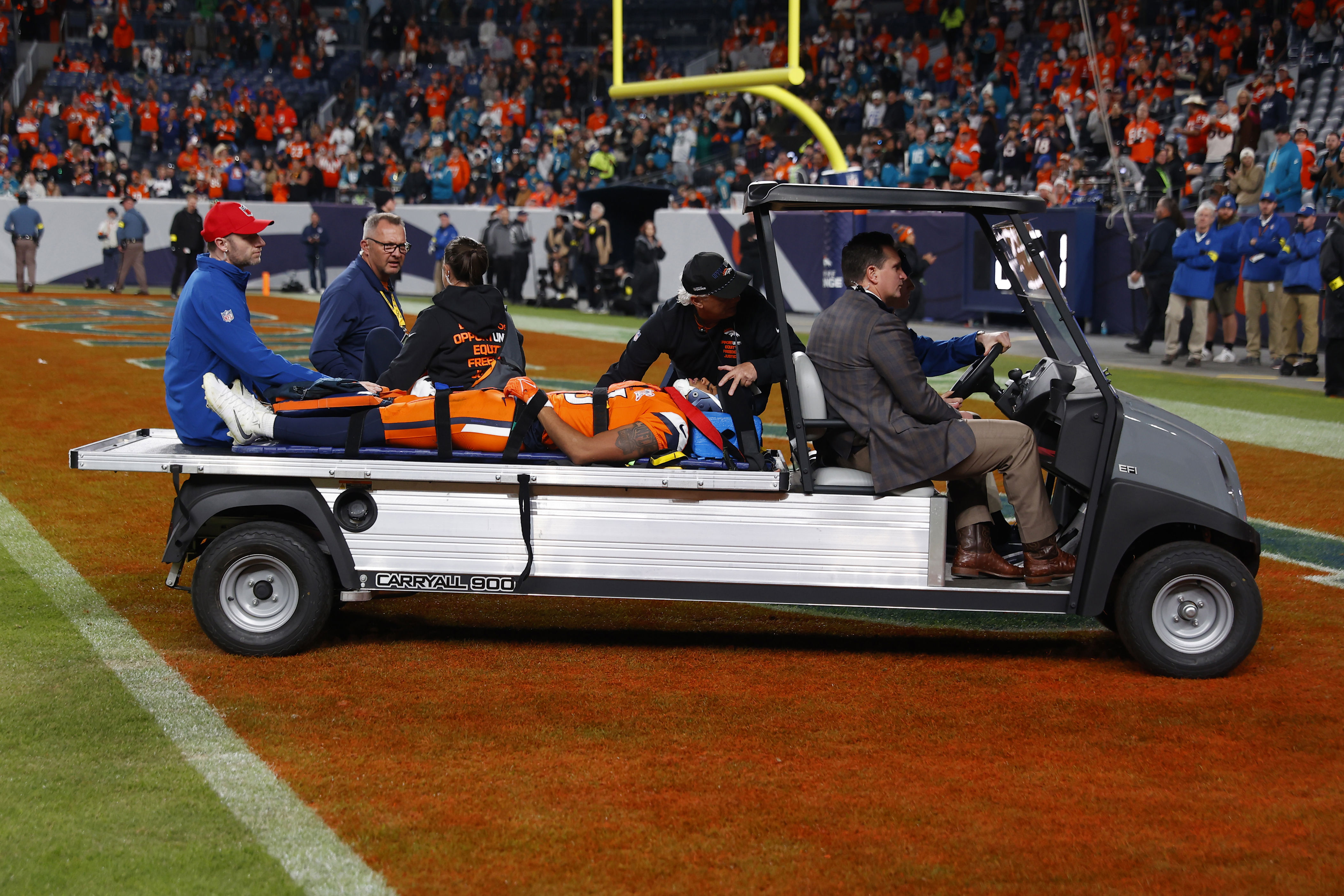 Former Illini Pat Bryant carted off field vs. Jaguars