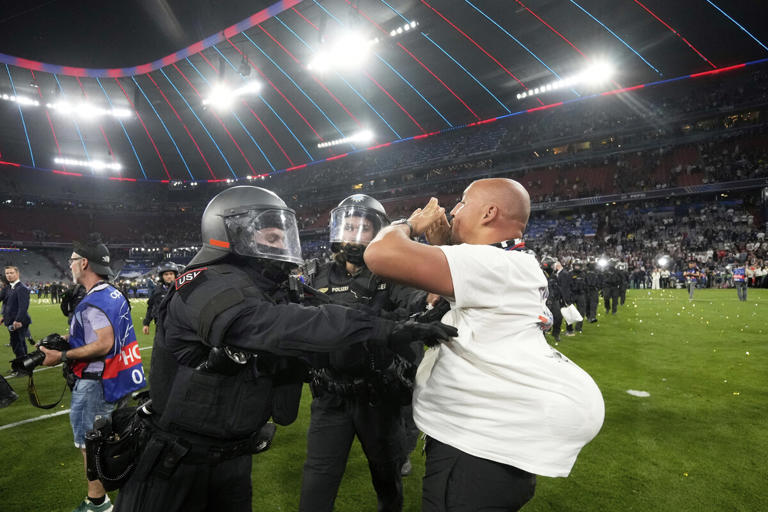 DFB in Sorge: Platzsturm der PSG-Fans zerstört Münchner Rasen