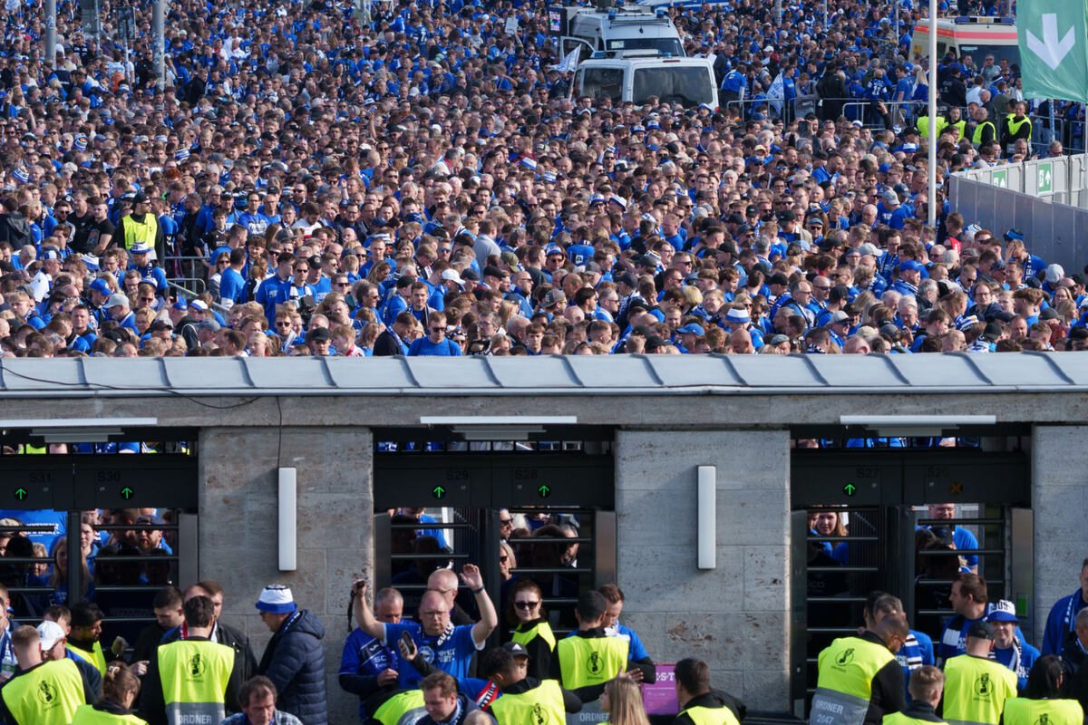 Massenpanik vor Pokalfinale nur mit Glück verhindert: Politik verweist ...