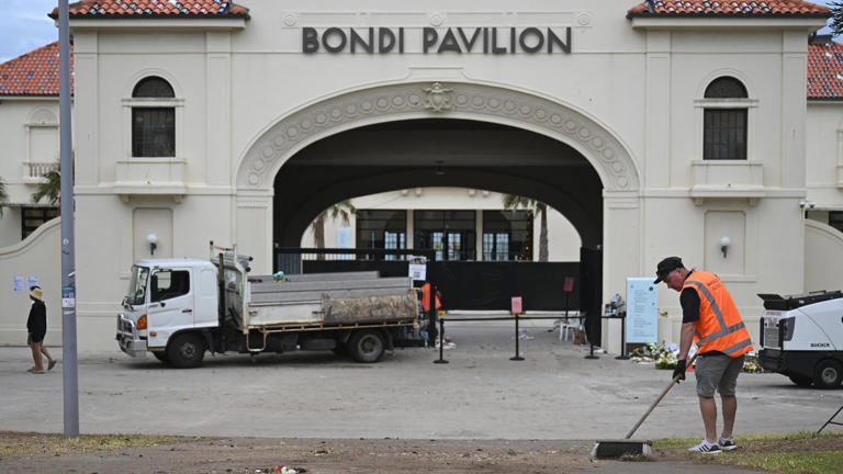 'Proud Jew': Victim lauded as Bondi tributes preserved