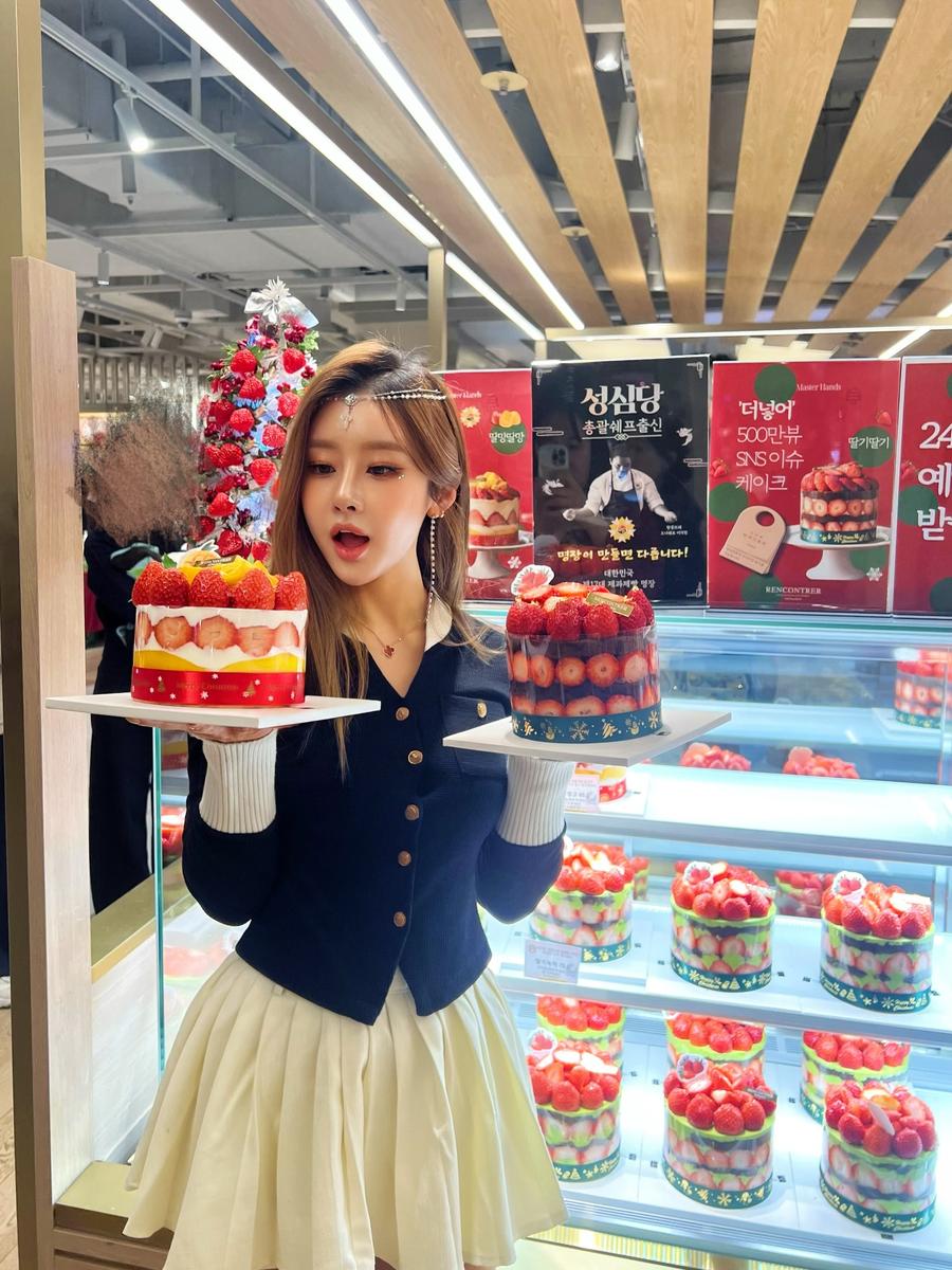 크리스마스가 다가오는구낭… 서인아, 설렘 가득 겨울 오후→딸기케이크 인증