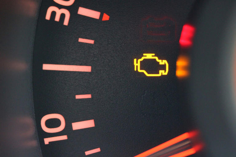 Kontrolka check engine zgasła? To nie zawsze dobra wiadomość