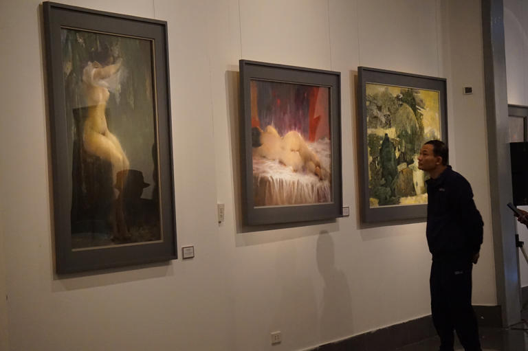 Phụ nữ khỏa thân, vũ công ballet và đồ cổ, phế tích thì có gì chung?