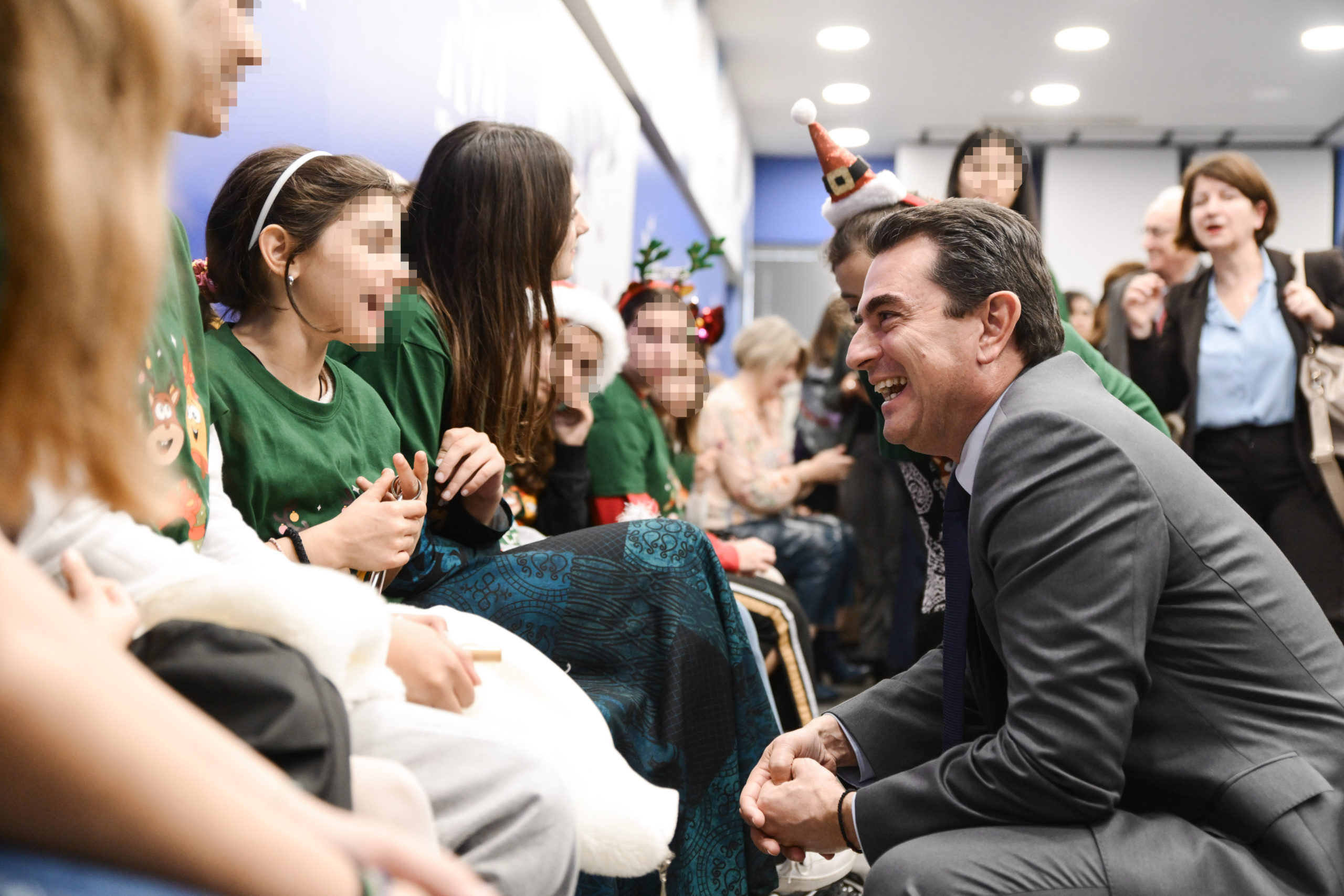 ΝΔ: Χαμόγελα, κάλαντα και ευχές στη χριστουγεννιάτικη γιορτή στα ...