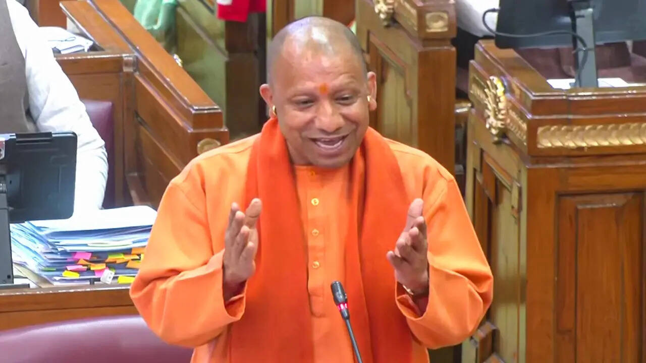 'Desh ke andar do namune': CM Yogi’s veiled dig at Akhilesh Yadav ...