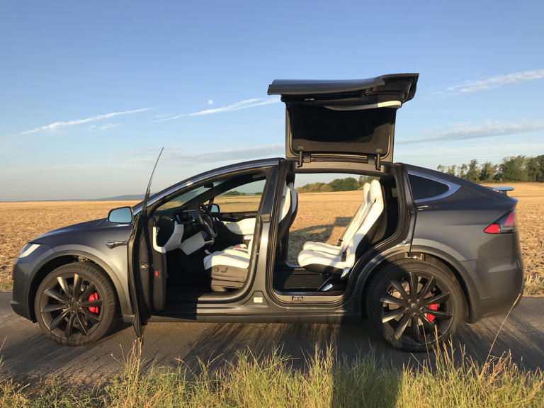 Tesla door failures spur urgent safety probe and owner alarm