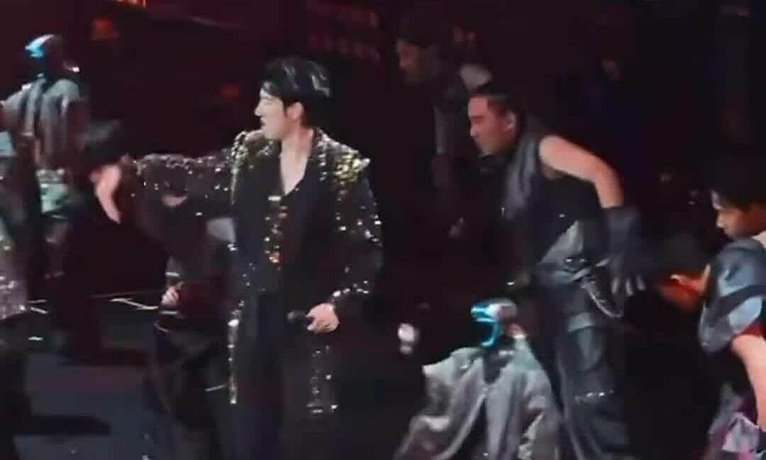 Robot nhảy như người thật trong concert Vương Lực Hoành gây sốt