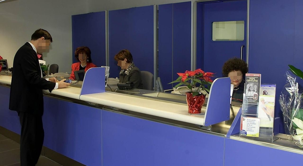 Va allo sportello al telefono con il truffatore: «Un bonifico da 50mila ...