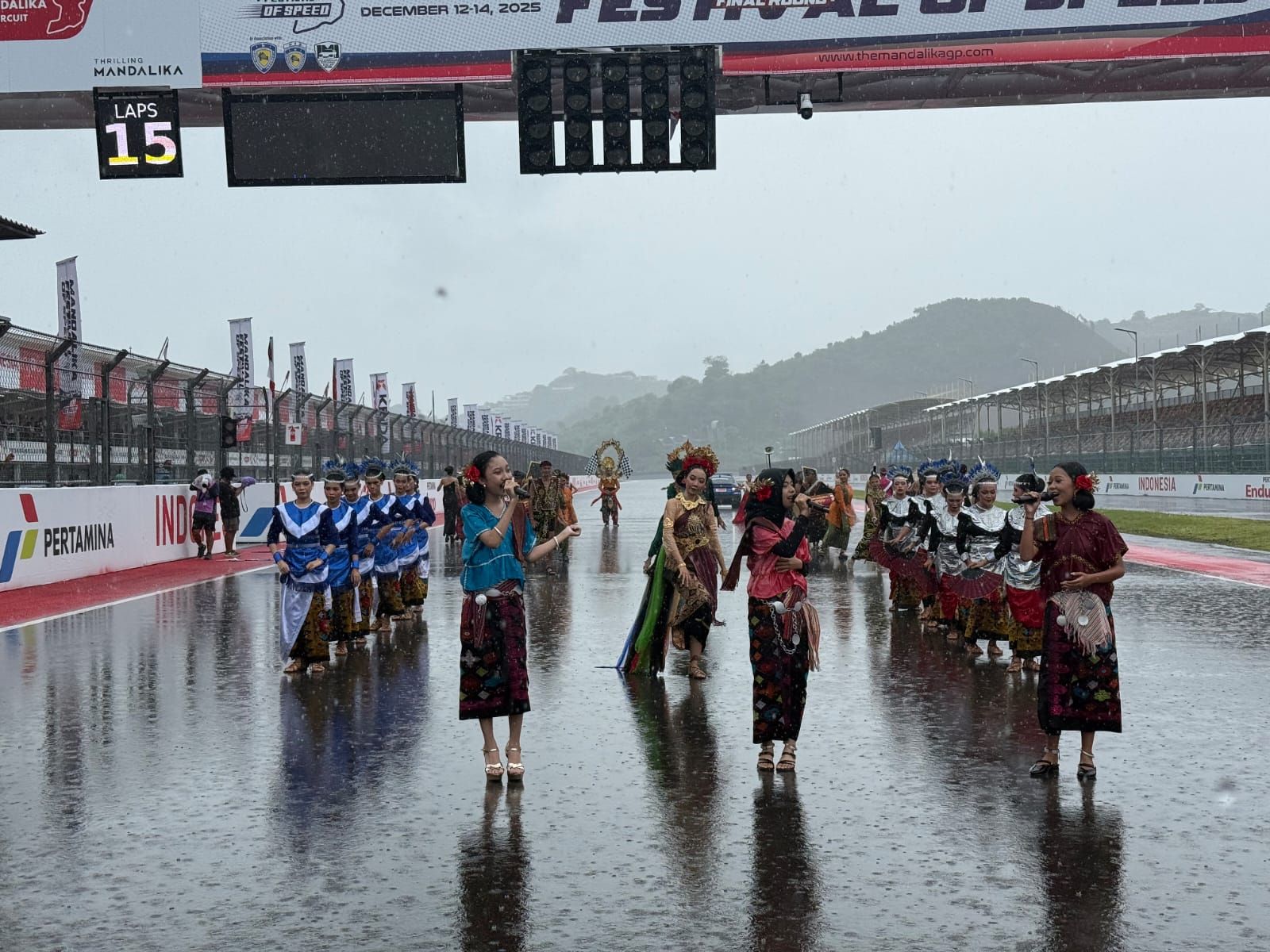 Diguyur hujan lebat, opening ceremony MFoS final round 2025 tetap ...