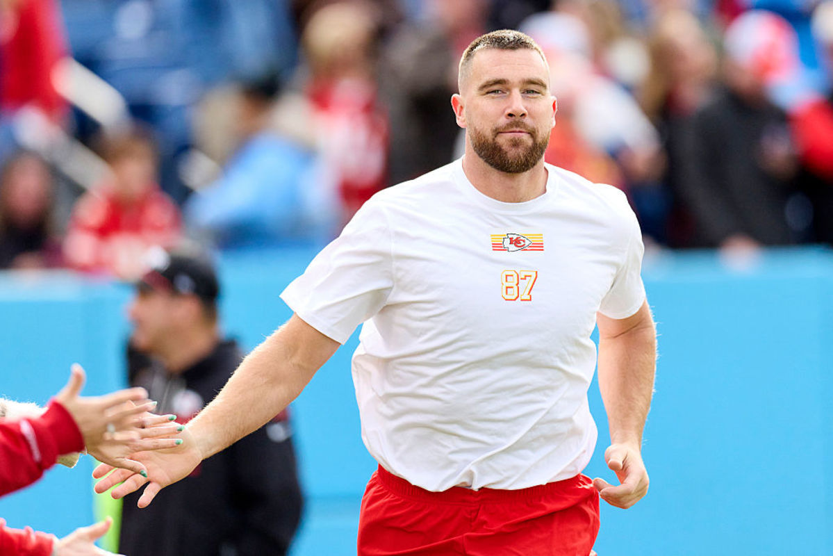 Taylor Swift's fiancé Travis Kelce draws attention for his outfit ...