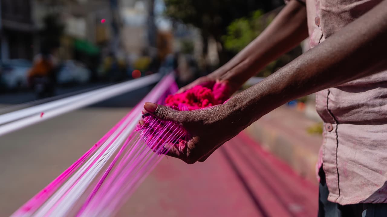 Threads of colour: Stunning photos show how Gujarat's kite makers ...