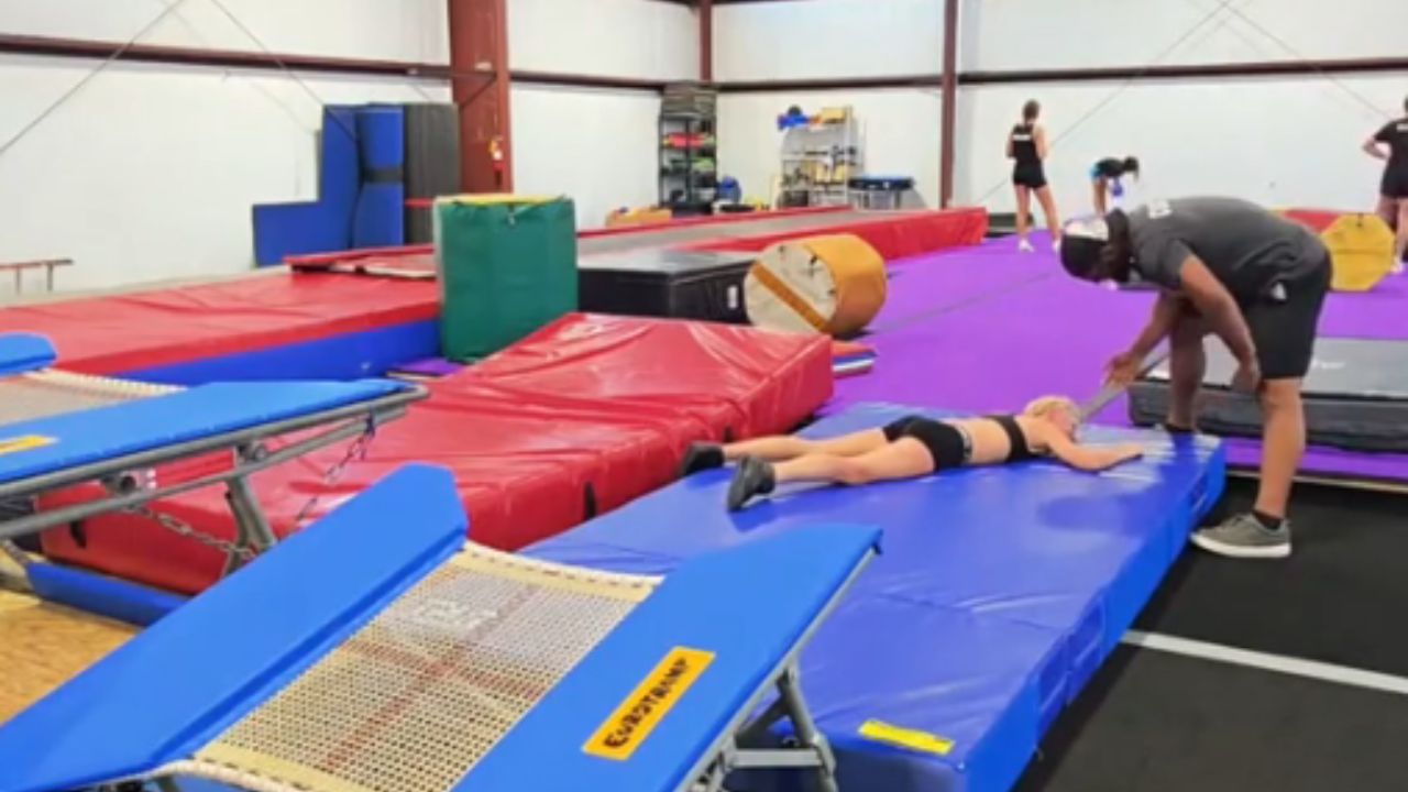Front tuck goes wrong: Gymnast glitches mid-air and lands in a fall
