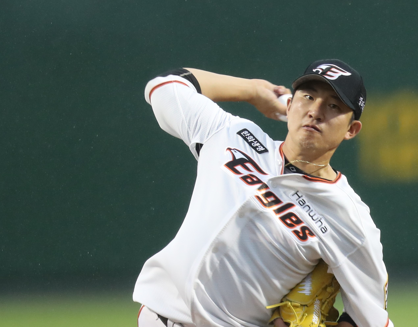 KBO champion Twins acquire veteran pitcher, catcher for title defense