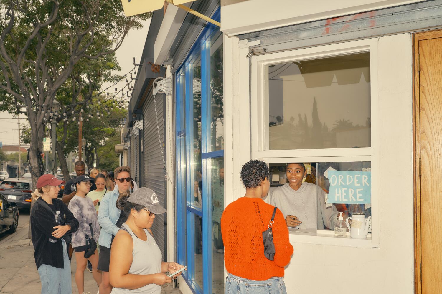 A restaurant announces its closure. Fans line up for hours. Where have ...