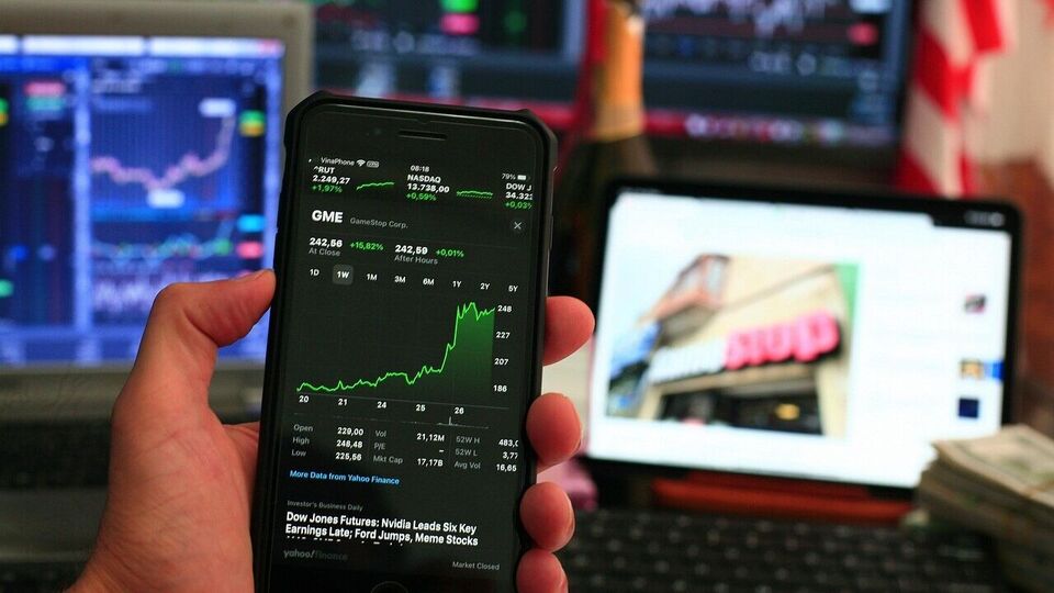 Small-cap stock under ₹20 hits upper circuit following bull trend on ...