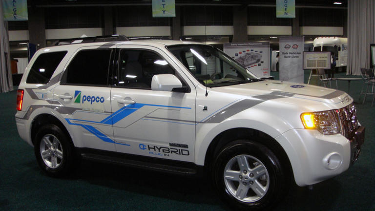 What's the difference between PHEV and hybrid?