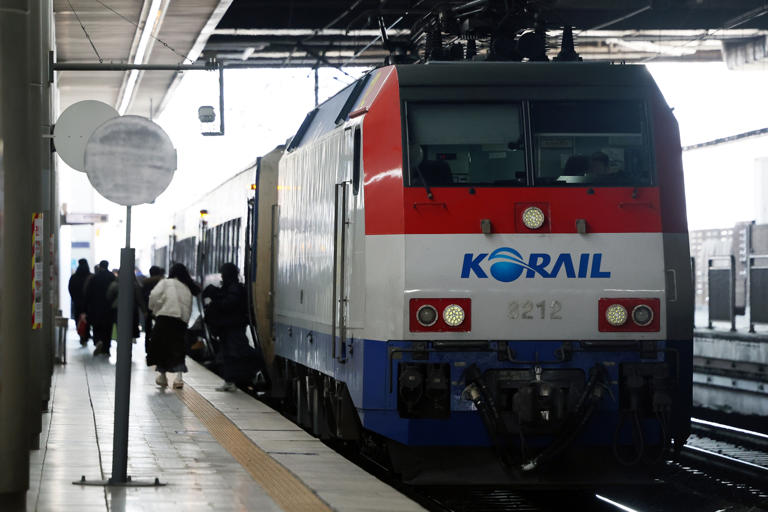 Rail workers' union to strike Tuesday over gov't limit on Korail’s ...