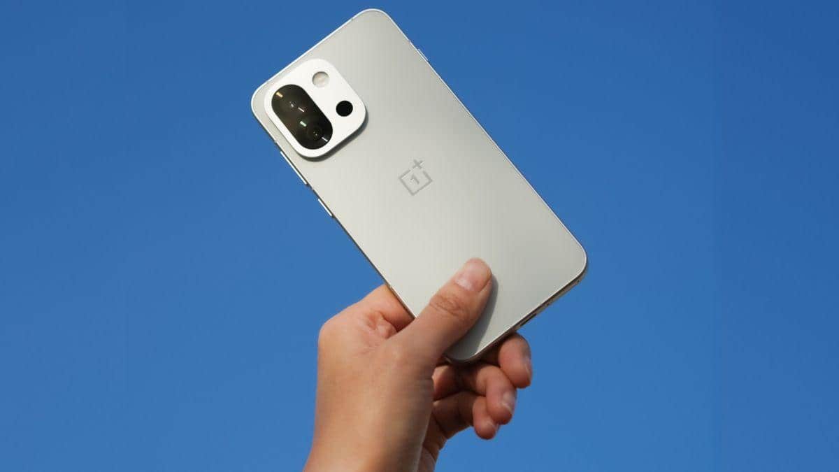 OnePlus 15T to be compact yet pack massive 7,000mAh battery? New leak ...