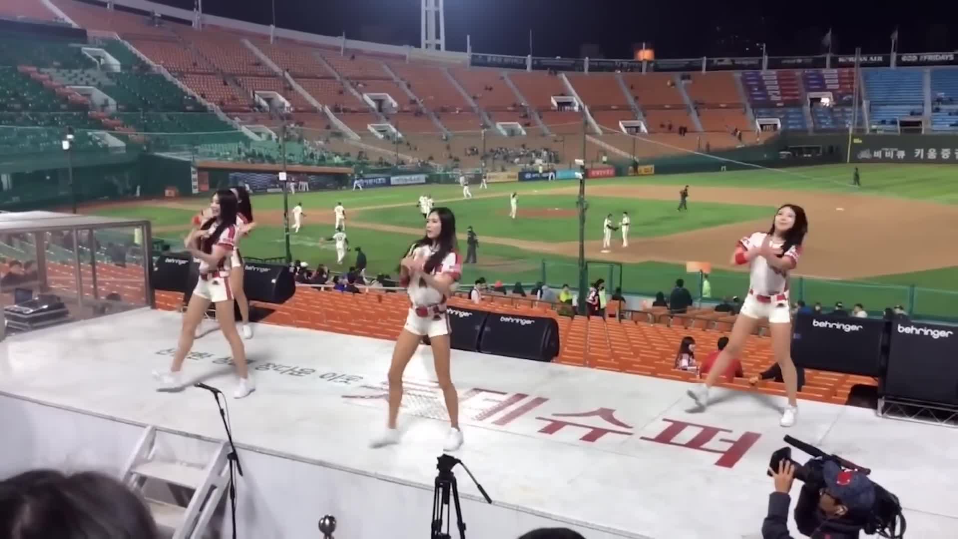 This is why Major League Baseball will never have cheerleaders