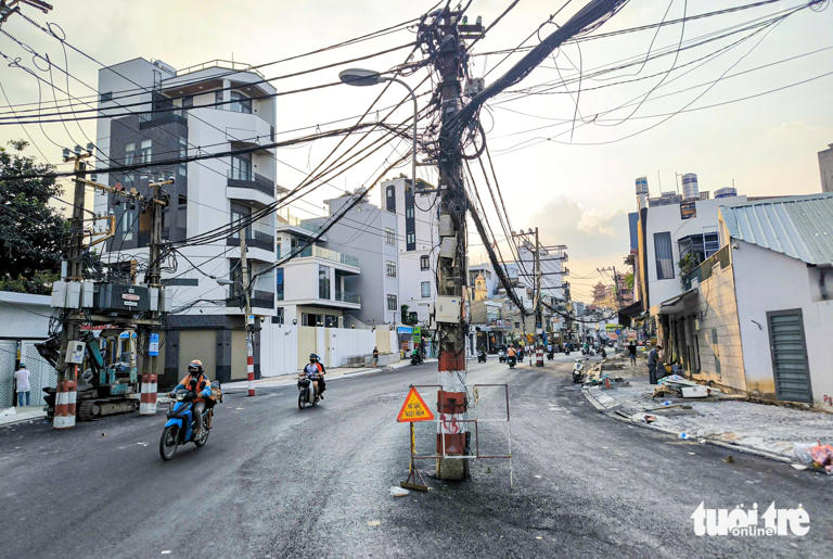 Đường ngàn tỉ Chu Văn An sắp đến ngày thông xe, cột điện cũ vẫn chưa di dời