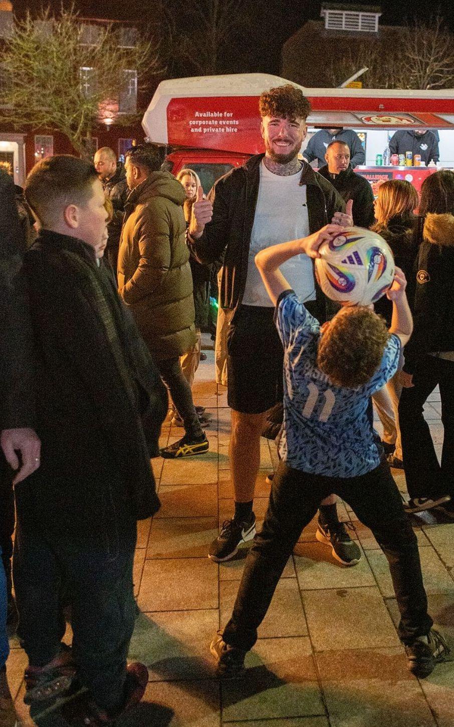 Freestyle star Jay Rosa makes surprise appearance at Baldock Christmas Fair