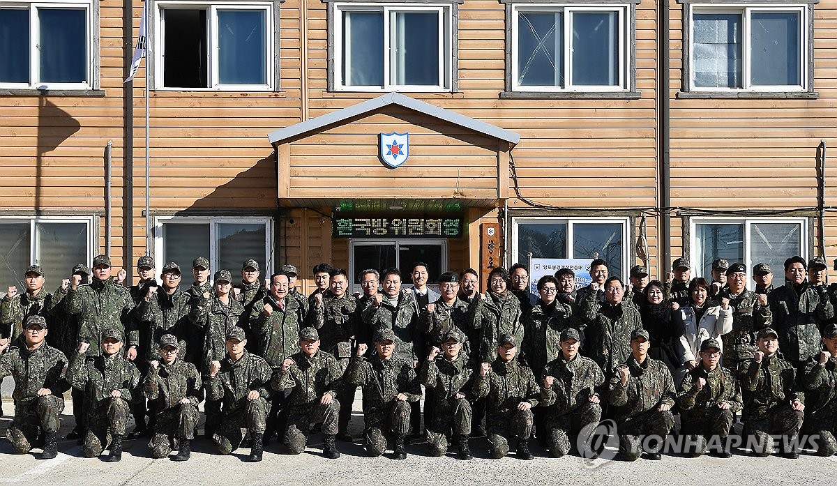 Parliamentary defense committee's lawmakers visit Army unit