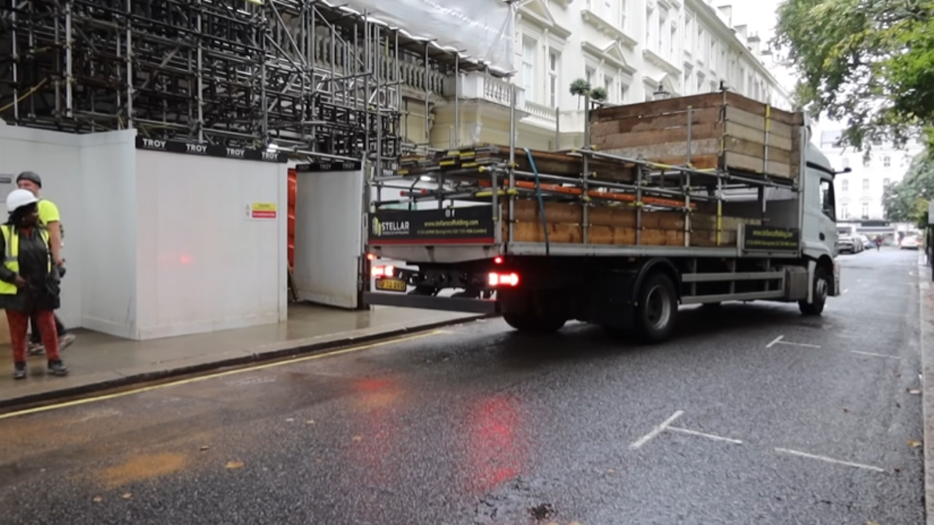 Smashed Hands And Slashed Hands During Chaotic Scaffolding