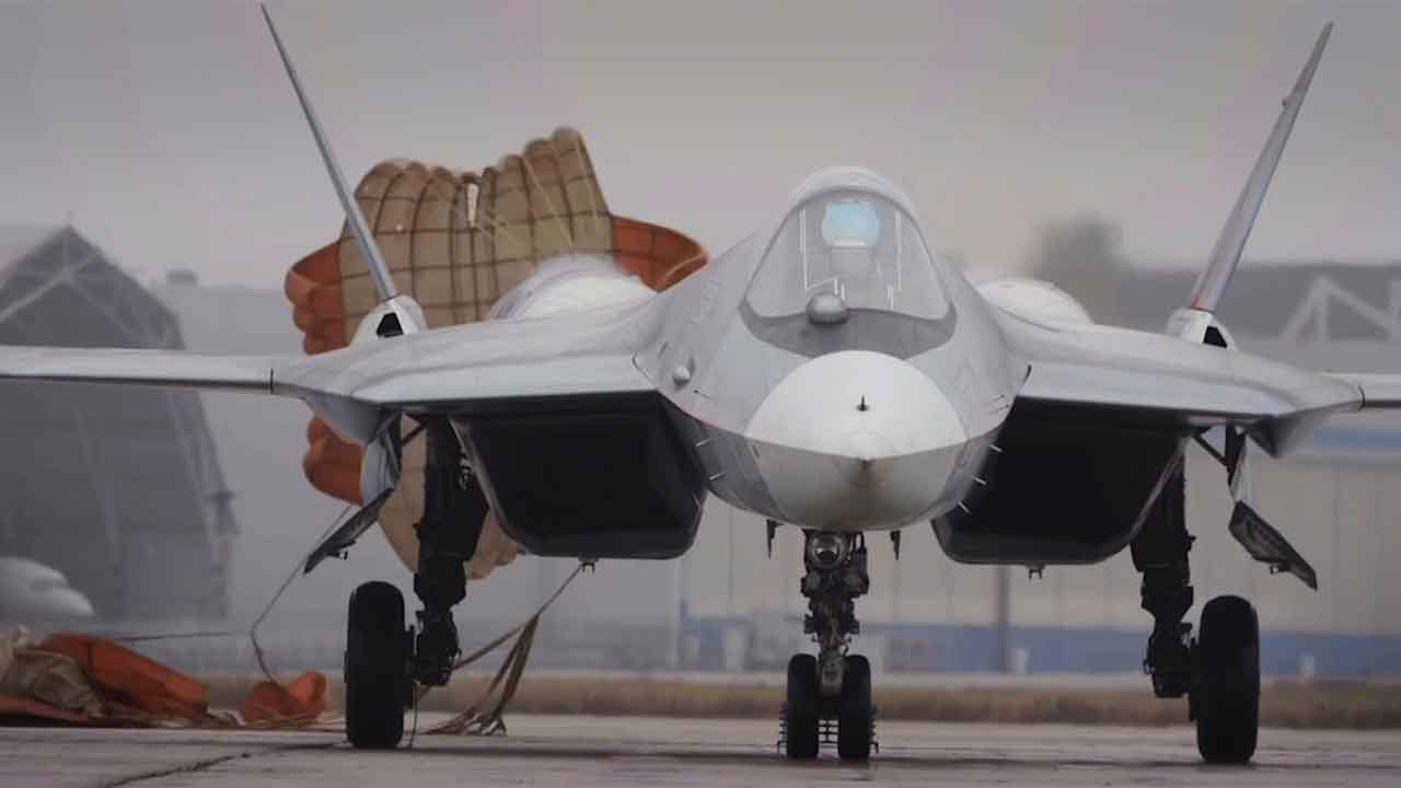 Video: Su-57 voert eerste vlucht uit met nieuwe motor van de vijfde ...