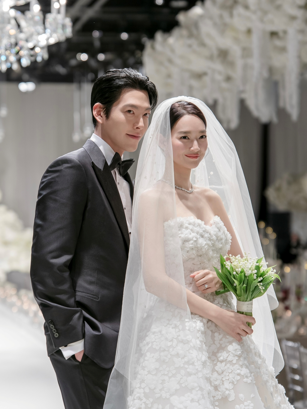 Actors Kim Woo-bin and Shin Min-a's agency unveils wedding photos