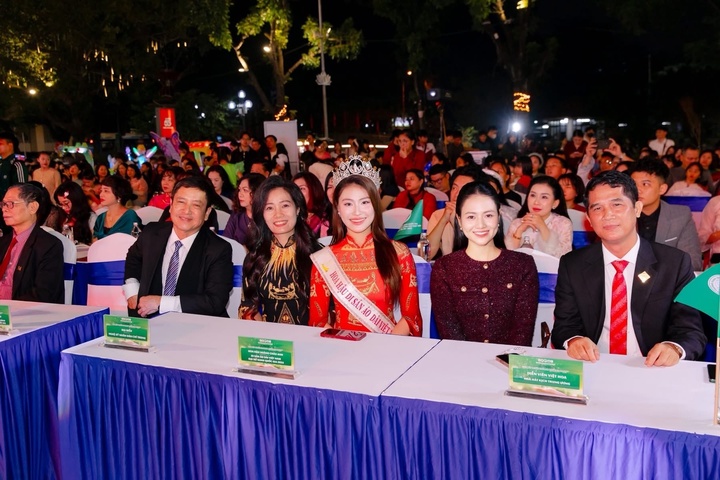 NSƯT Chí Trung cùng dàn hoa hậu xuất hiện tại concert Xanh quốc gia 2025